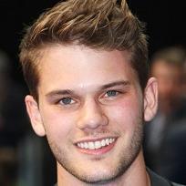 Jeremy Irvine Pics